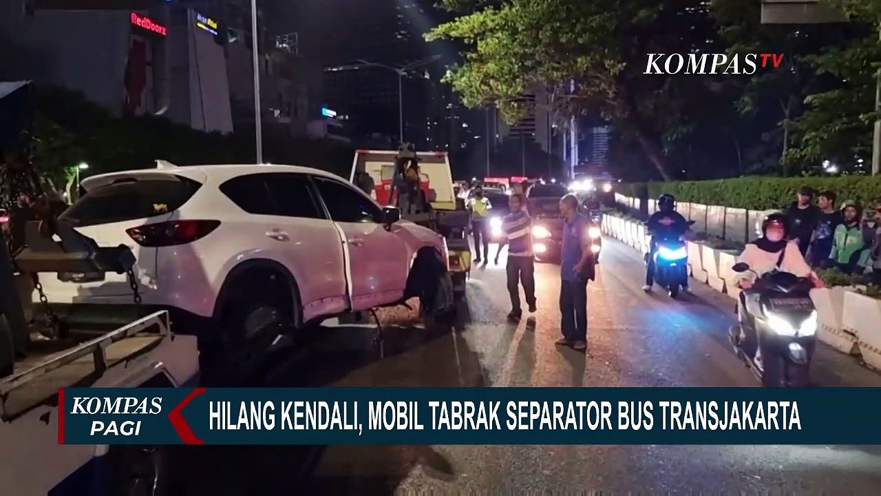 Mobil Tabrak Separator Transjakarta di Sudirman, Sopir Diduga Hilang ...