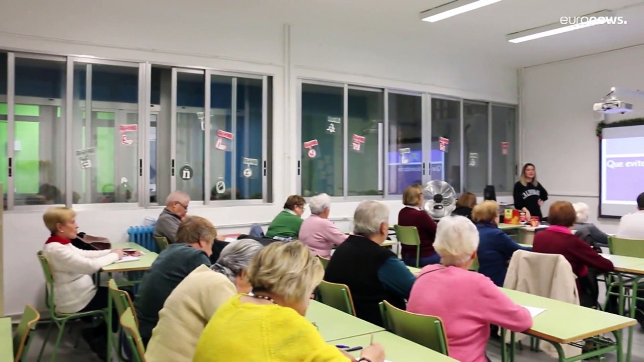 A l'âge de 92 ans, Mari Cruz Alonso étudie encore comme des milliers d ...