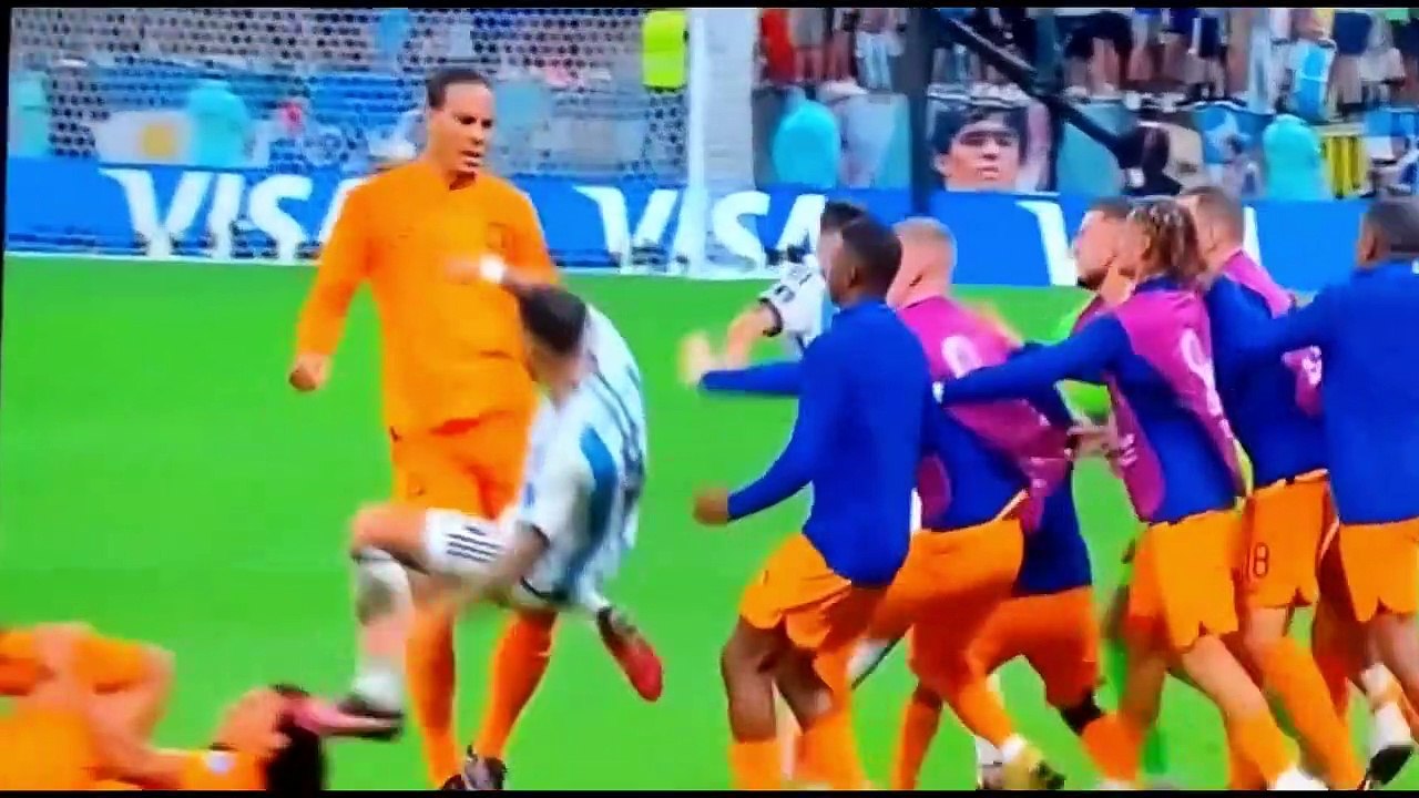Kronologi Keributan Antara Virgil Van Dijk dengan Leandro Paredes ...