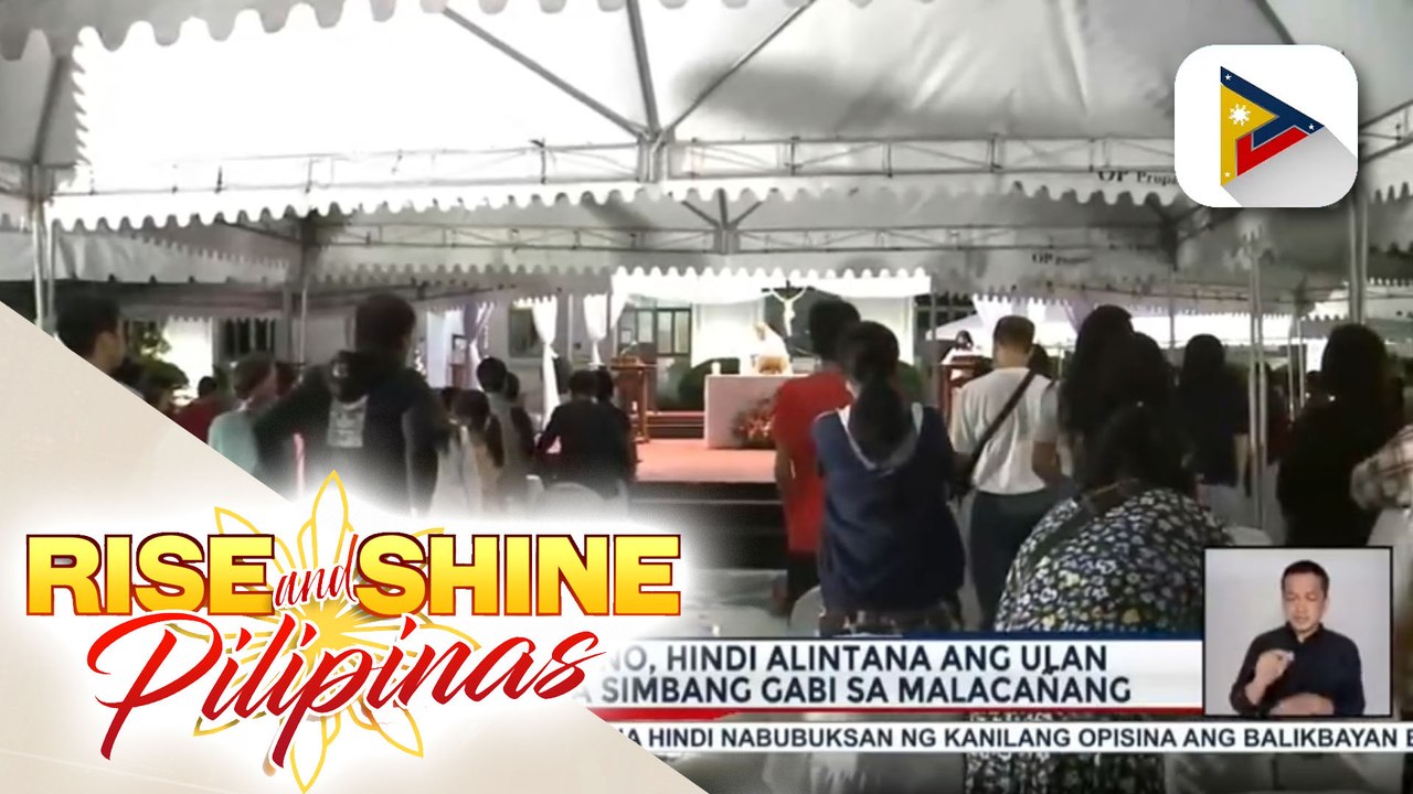 Ilang mga Pilipino, hindi alintana ang ulan para dumalo sa simbang gabi ...