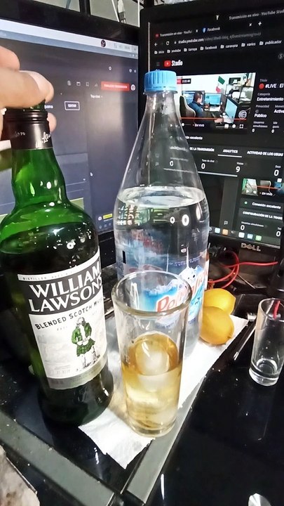 preparando un jaibol con whisky y agua mineral de manantial peñafiel ...