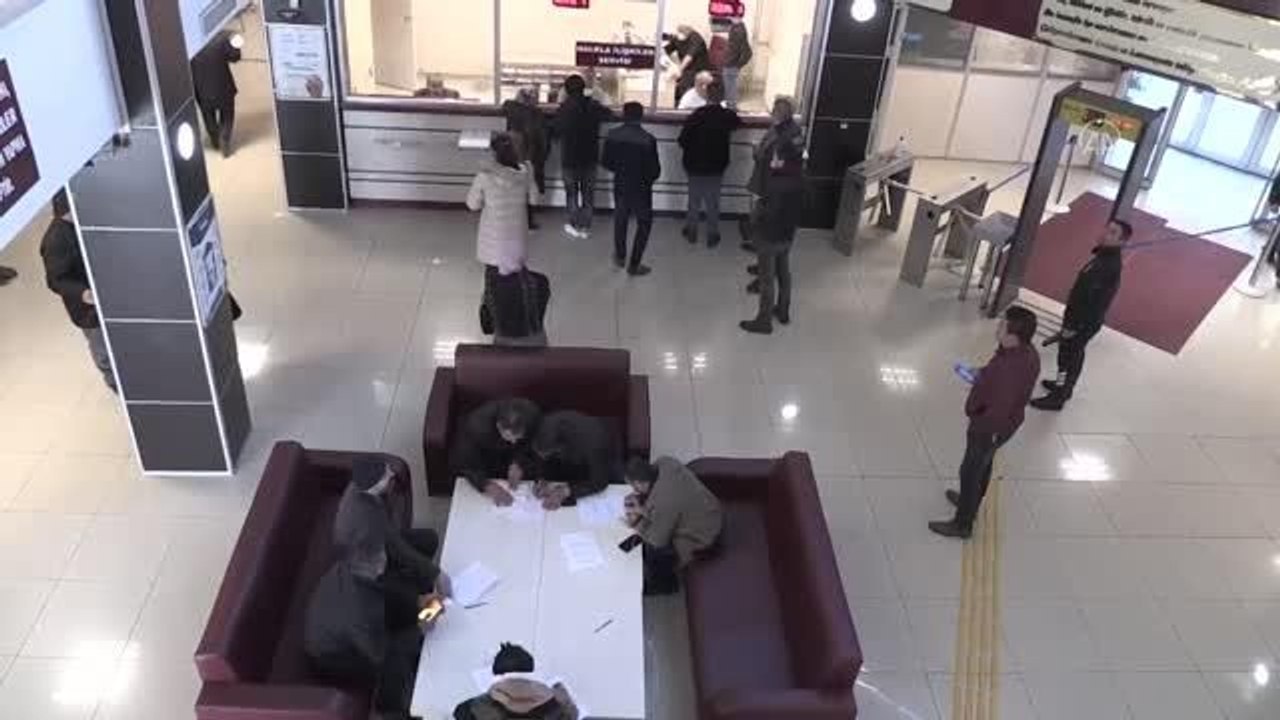 EYT'liler SGK binalarında yoğunluk oluşturdu - Dailymotion Video