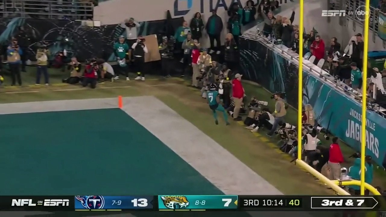 Trevor Lawrence misses a wide open touchdown throw - video Dailymotion