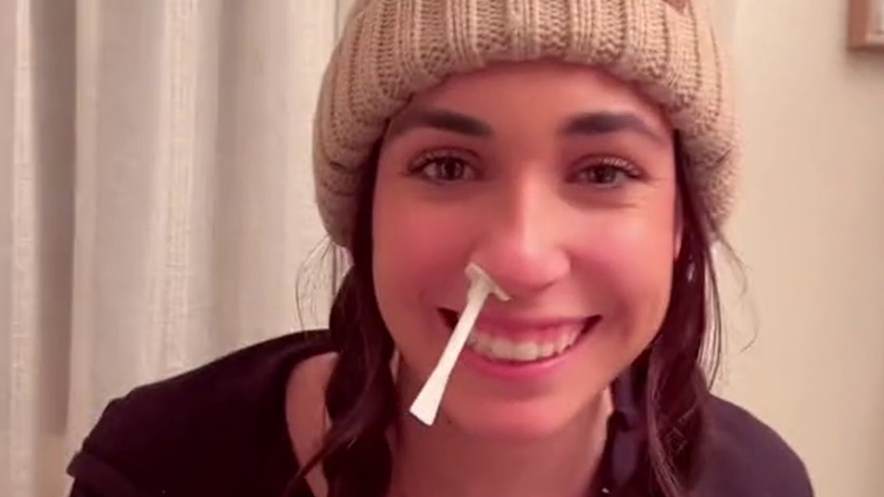'It's gonna rip my nose out' - Girl's first time waxing nasal hair has ...