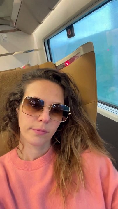 Lorie Pester a signé un vlog pour raconter son retour à la maison après son show pour les ...