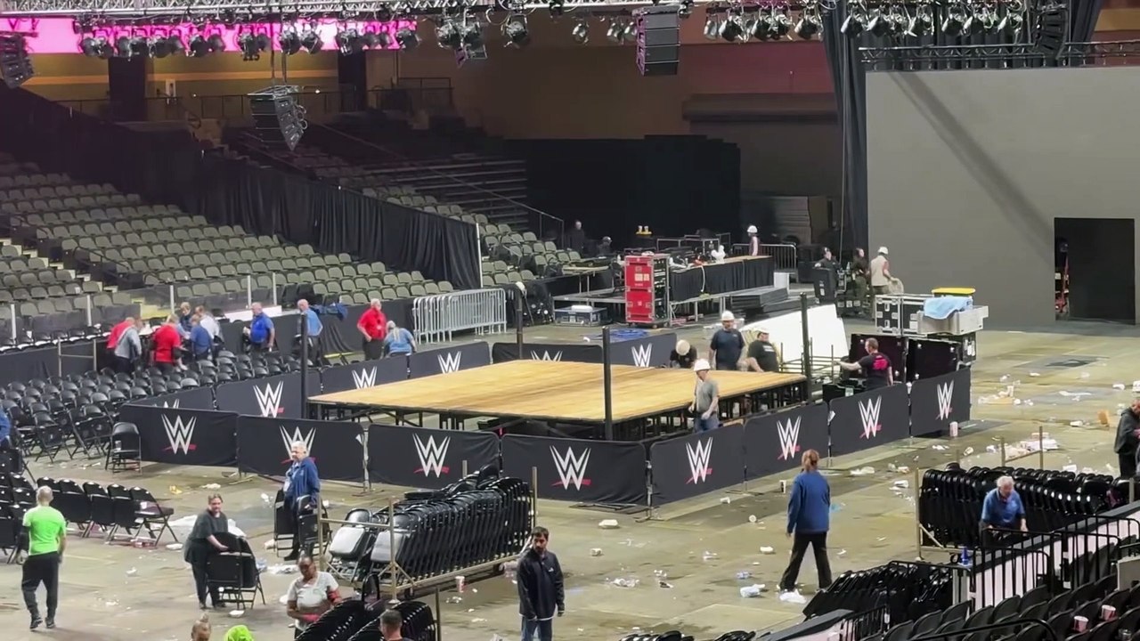 WWE Crew Deconstructs Ring After Live Event - video Dailymotion