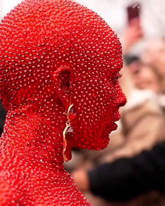 Doja Cat turned heads wearing full red body paint and 30,000 crystals ...