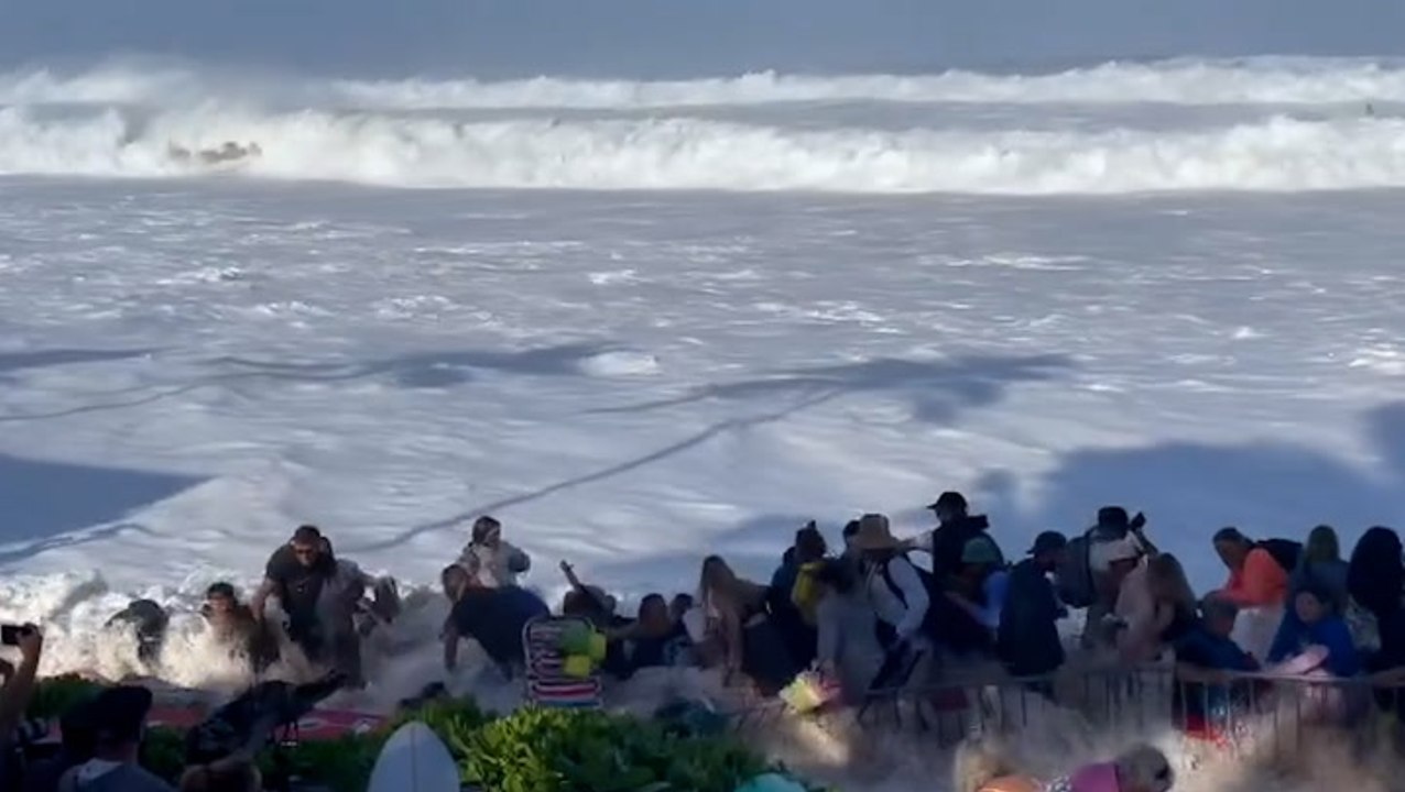 Moment huge wave wipes out spectators at surf contest in Hawaii - video ...