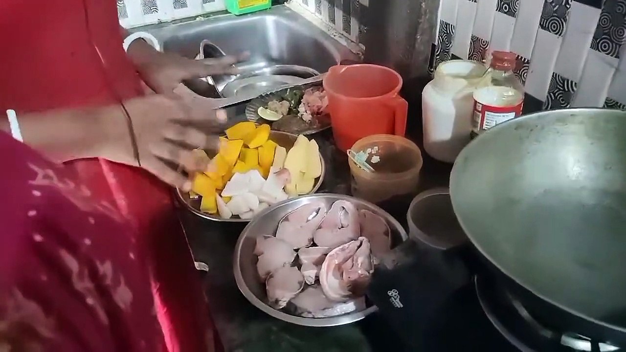 RUI FISH CURRY WITH POMPKIN // BENGALI STYLE RUI FISH CURRY WITH ...