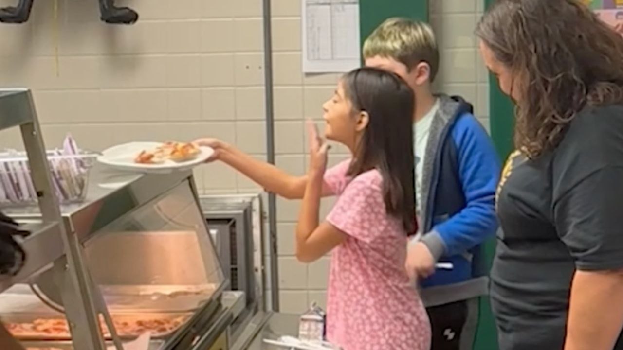 School Children Order Lunch In ASL For Cafeteria Worker Who Is Deaf ...
