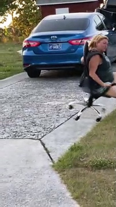 Woman Falls From Rolling Office Chair - video Dailymotion