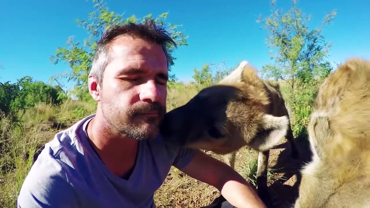 10 Most Unusual Friendships Between Humans And Wild Animals (2) - video ...