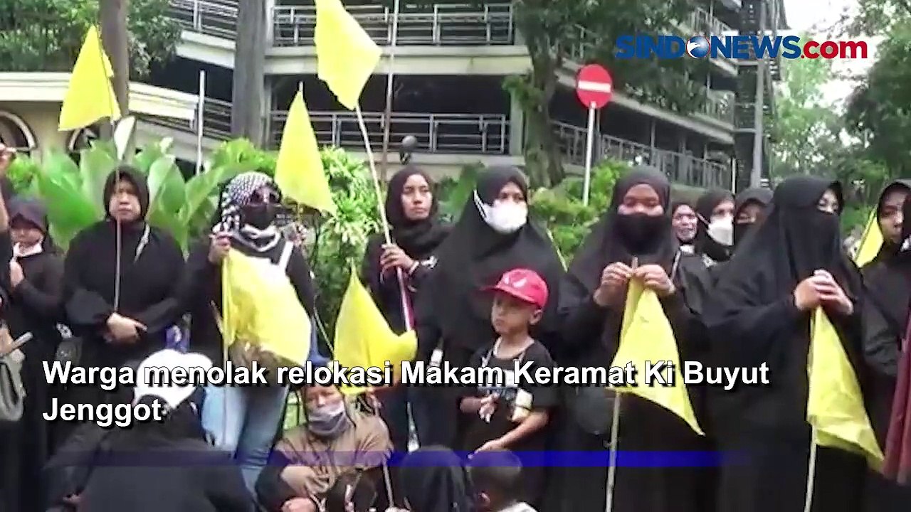 Aksi Kubur Diri Warnai Demo Tolak Relokasi Makam di Tangerang - Video ...