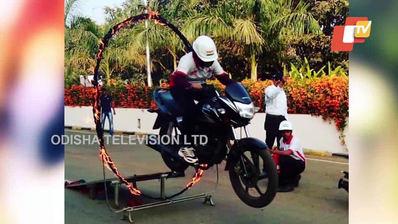 Asst professor's daredevil bike stunts leave all stunned - video ...