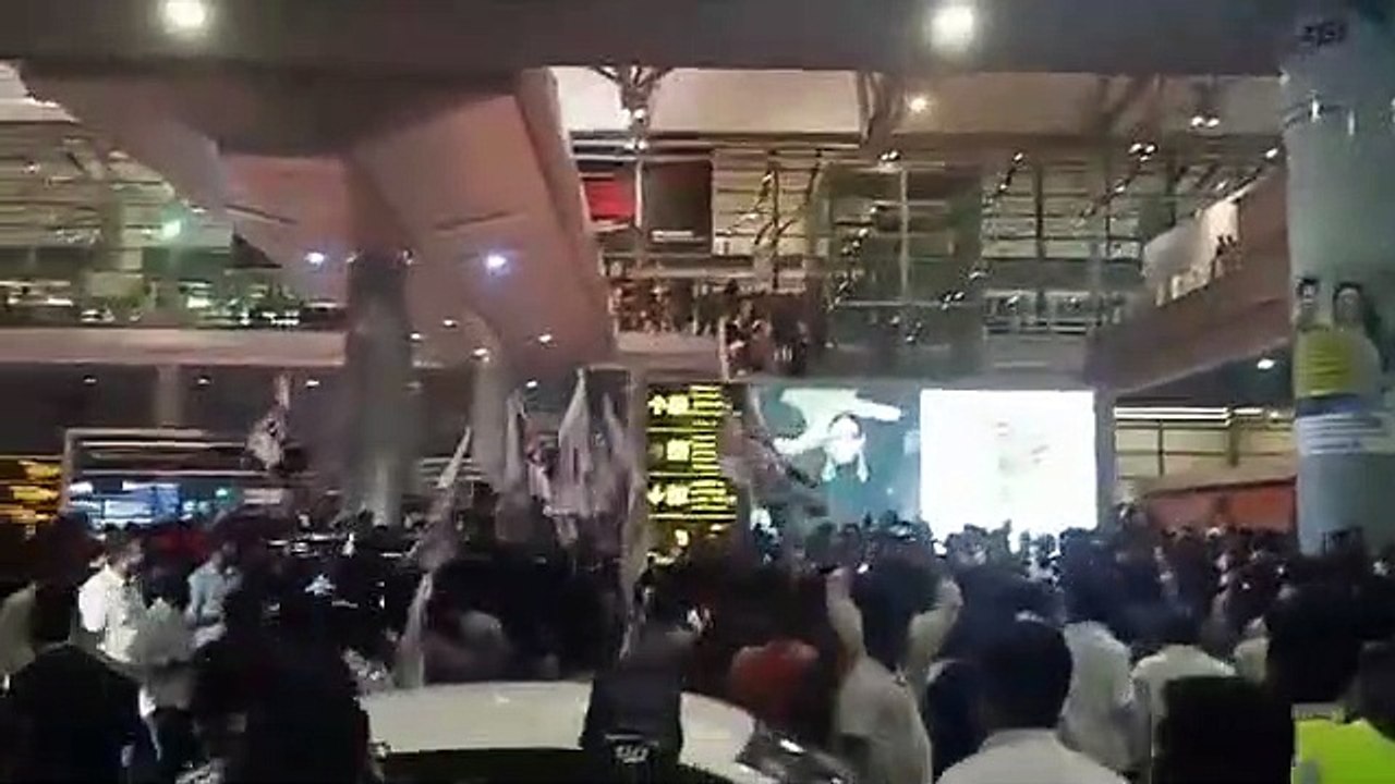 RRR team welcome at Situation At Rajiv Gandhi Airport At Midnight 3:00 ...