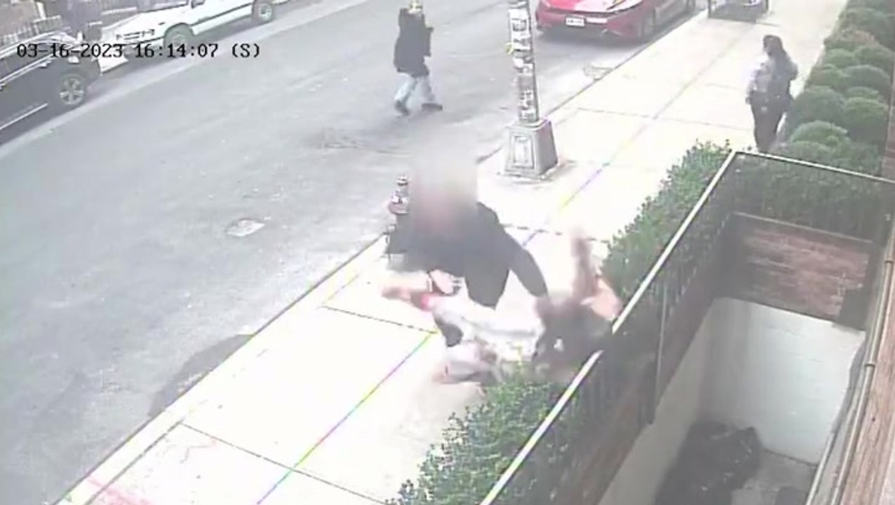 Bystander apprehends armed suspect fleeing police in Manhattan - video ...