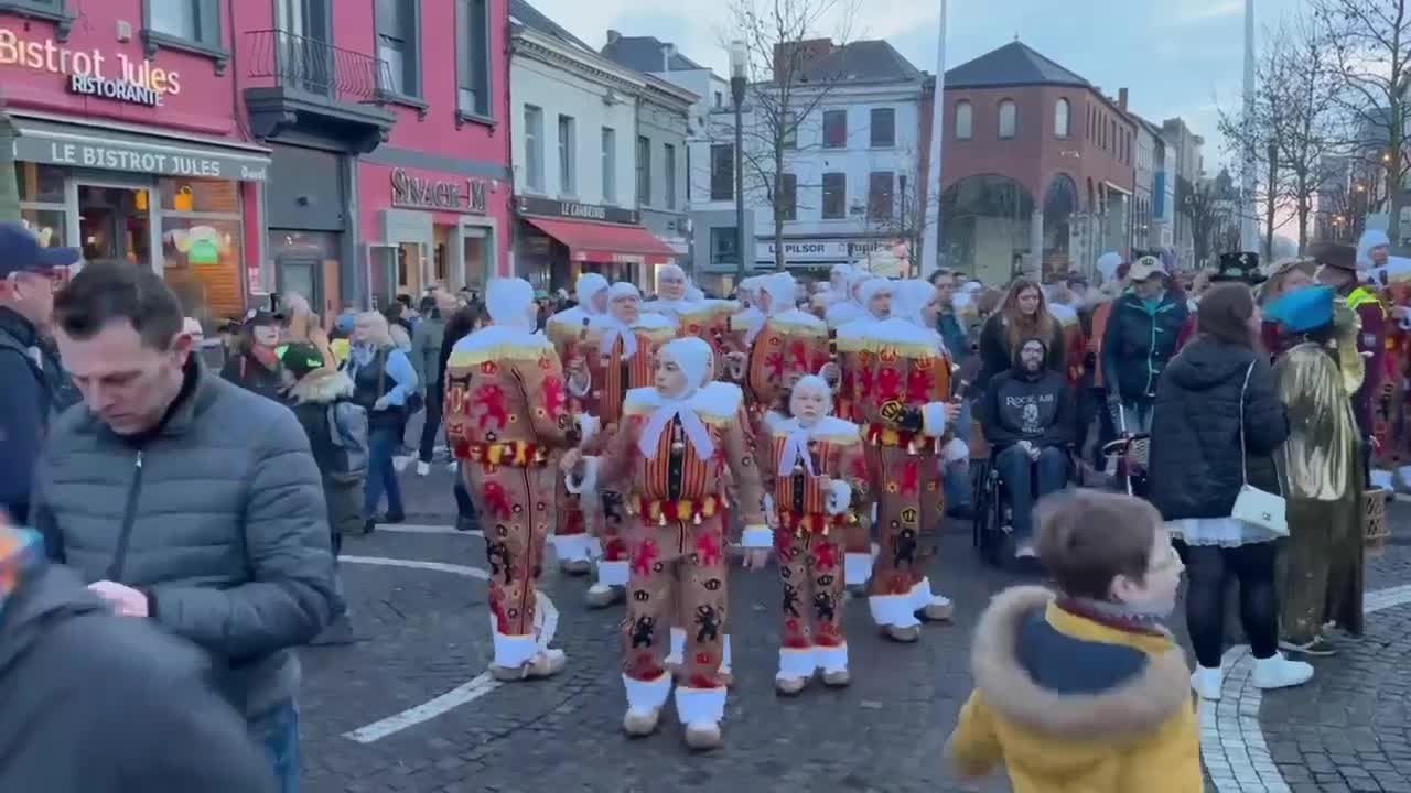 Carnaval de La Louvière 2023 Ambiance sur la place Mansart - Vidéo ...