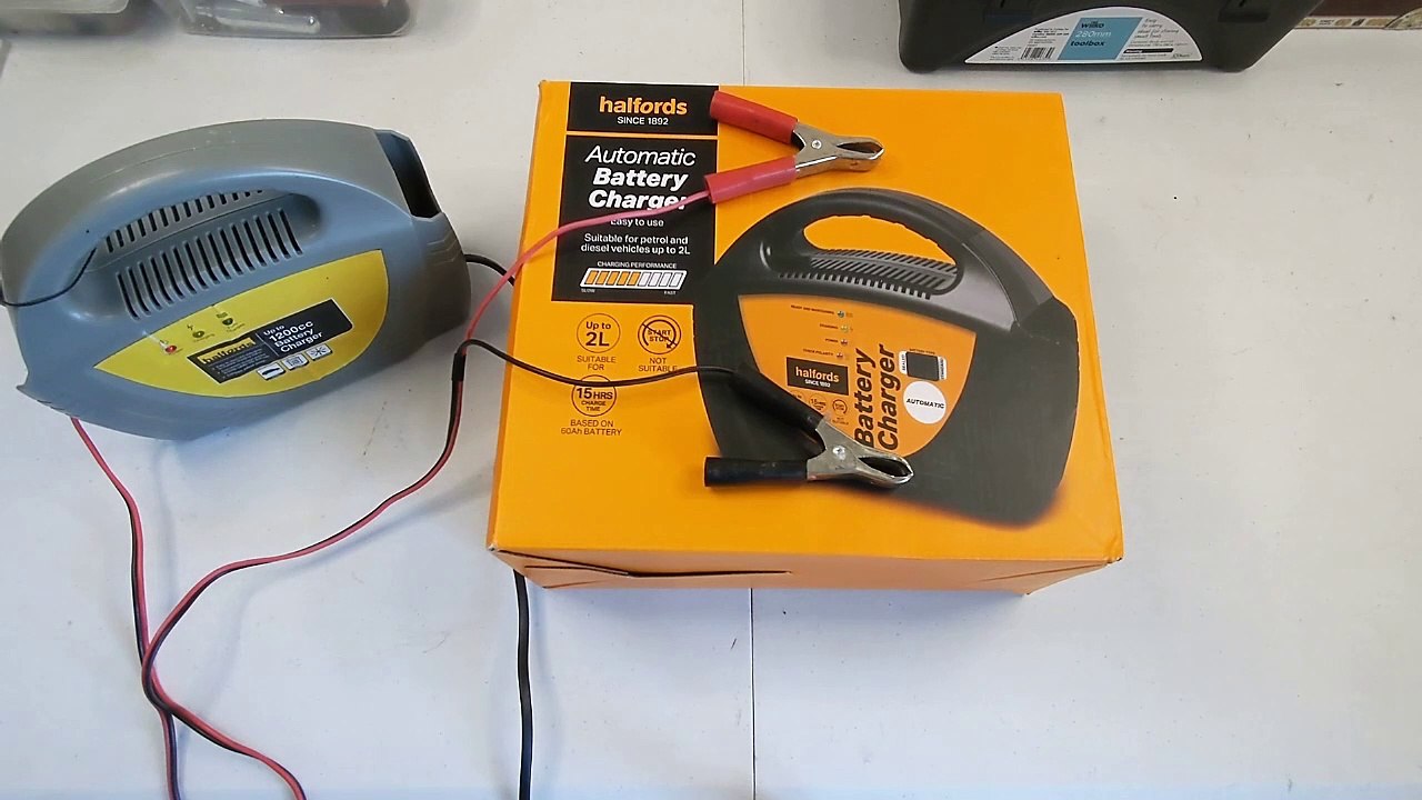 Halfords Automatic Battery Charger - Up to 2L Engines | Unboxing and ...
