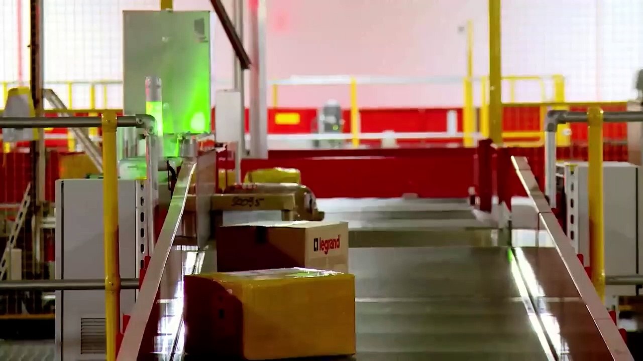 The Inner Workings Of The DHL Cargo Plane Delivering The World - video ...