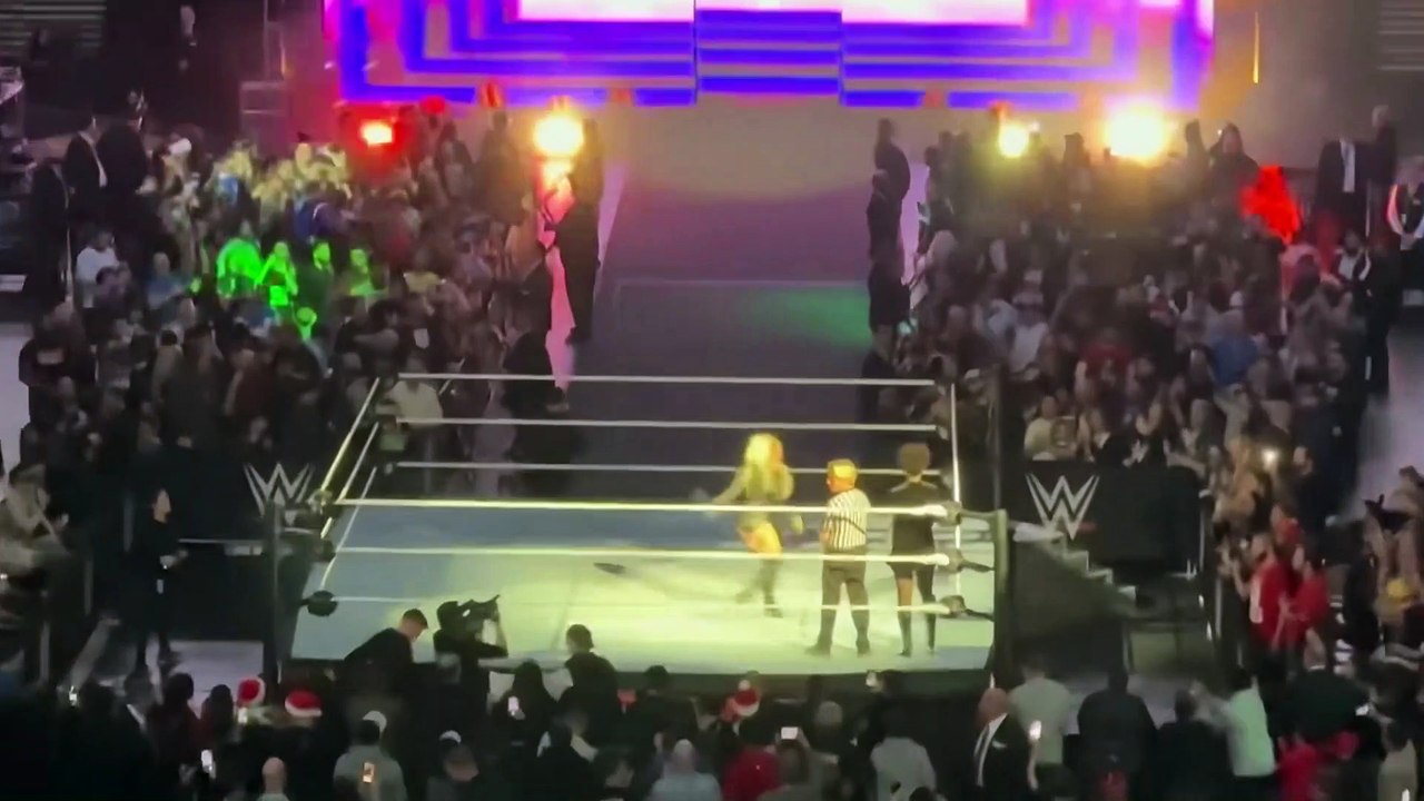 Liv Morgan vs Shayna Baszler Street Fight - MSG WWE Live Holiday Tour ...