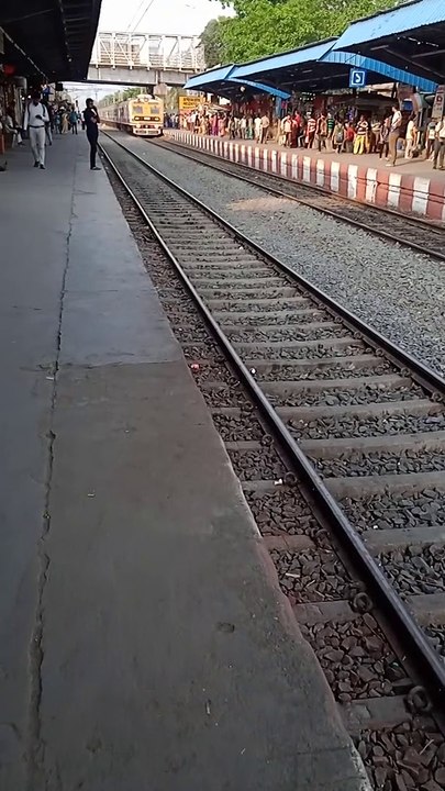 Train come at station - video Dailymotion