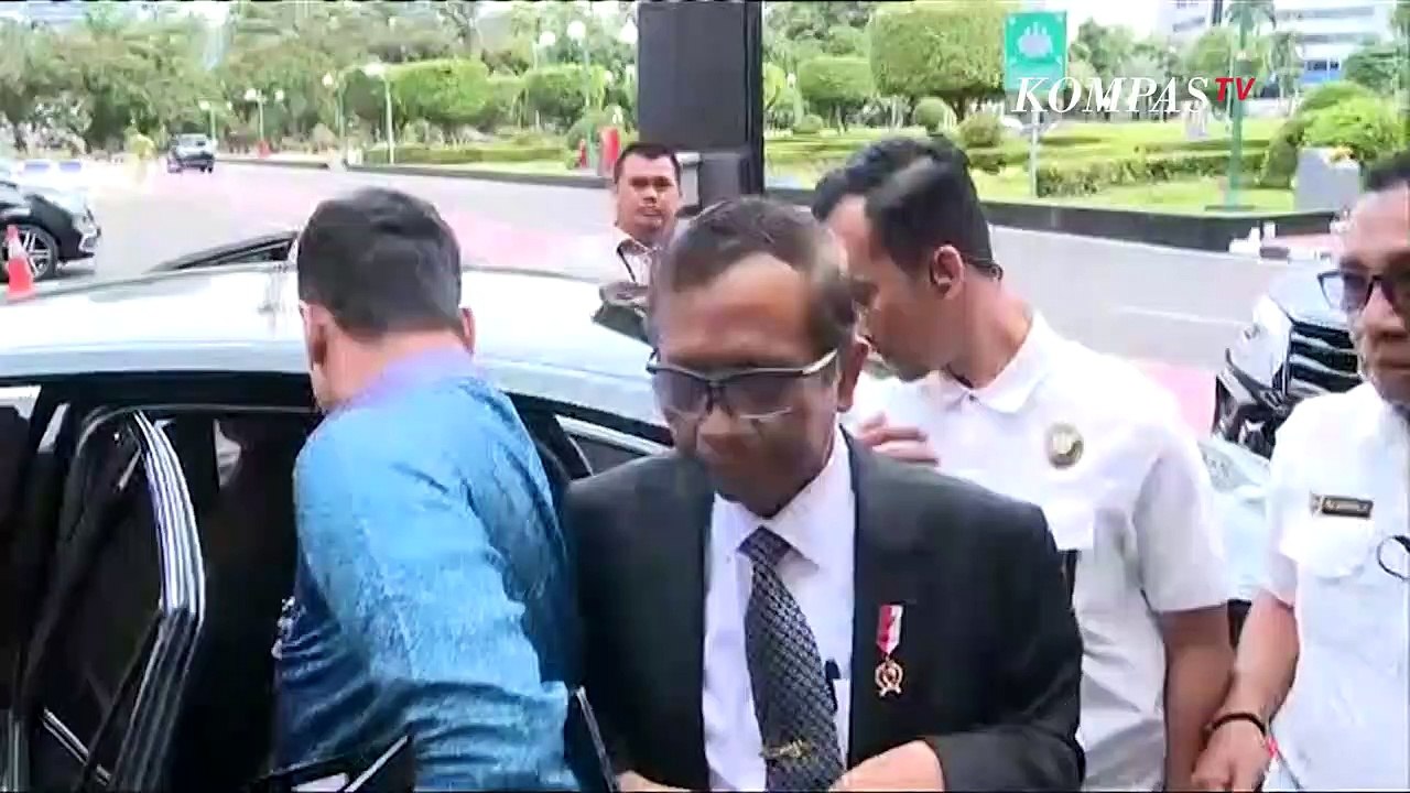 Senyum Mahfud Md Saat Tiba Di Dpr Disambut Arsul Sani Siap Terbuka