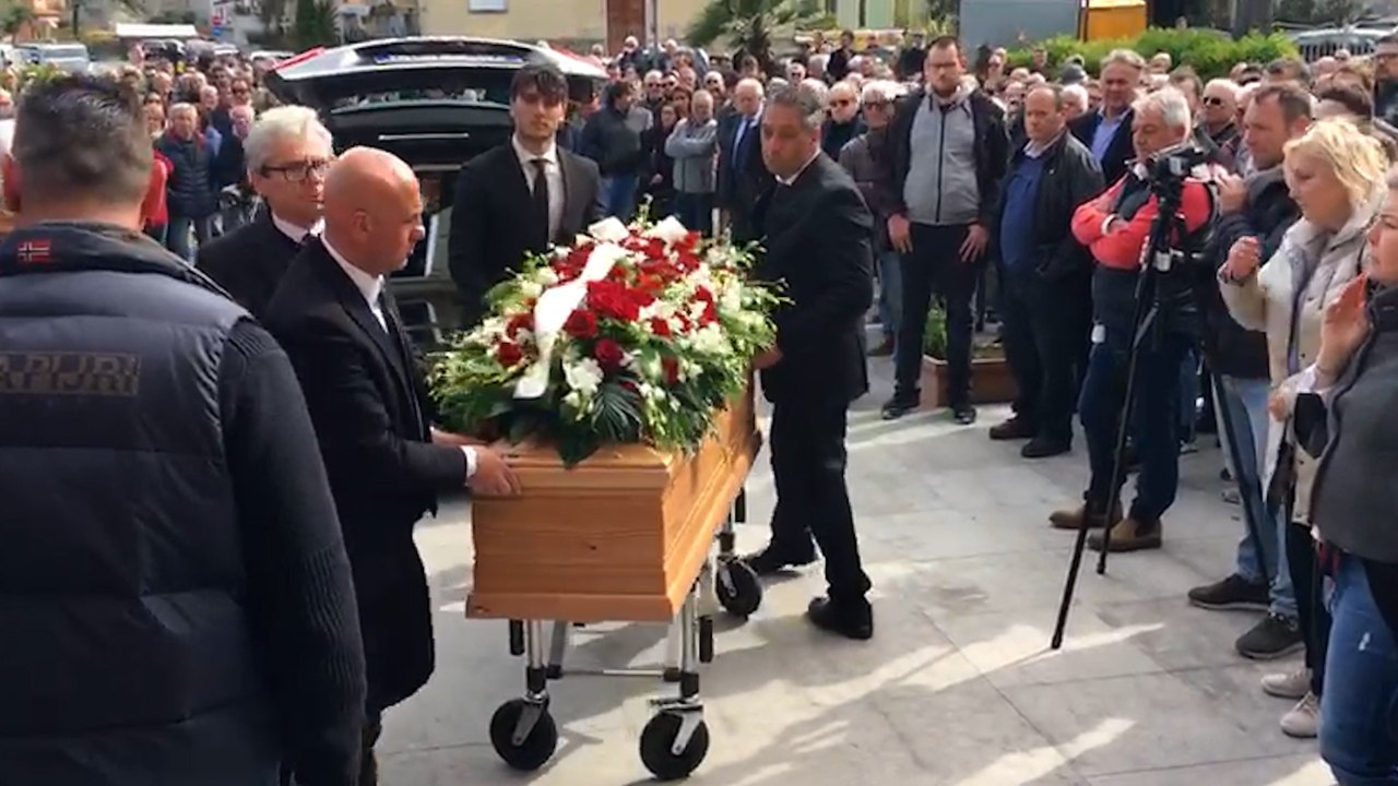 Pesaro, folla ai funerali di Luciano Battisti: il rombo della sua ...