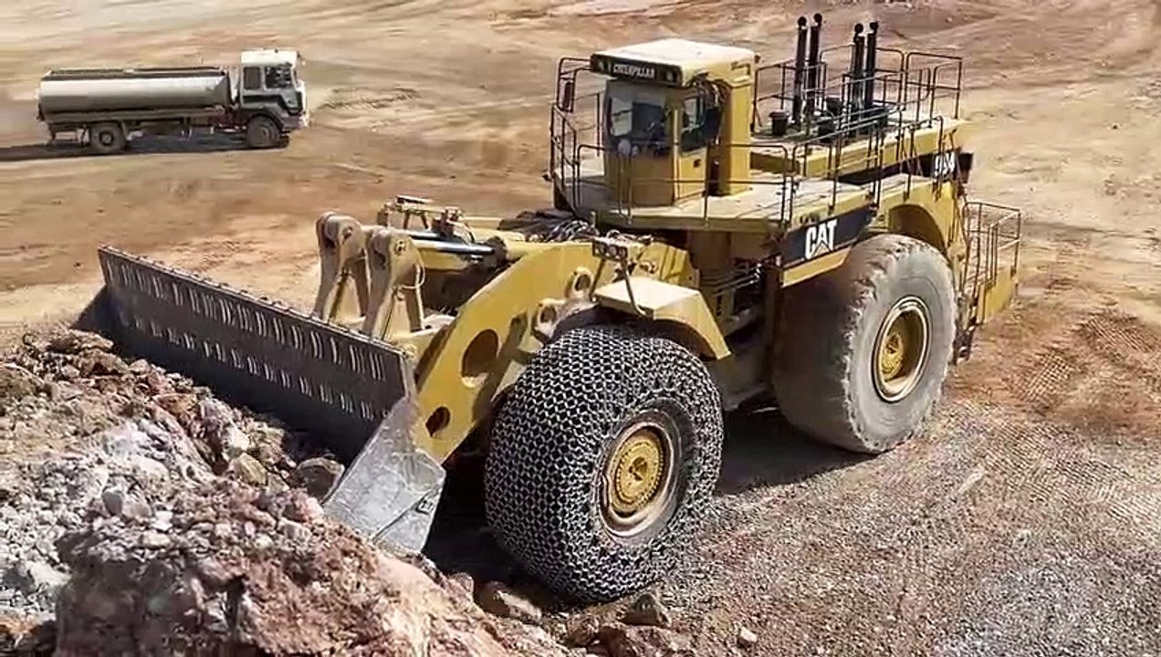 Huge Caterpillar 994 Wheel Loader 215 Tons Loading Caterpillar 777F ...