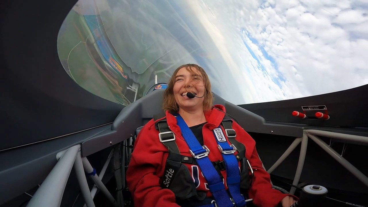 Pilot's face instantly looks 50 years older as she experiences 9.5 Gs ...