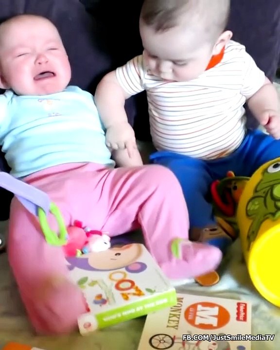 Funny Twin Babies Arguing Over (2) - Vidéo Dailymotion