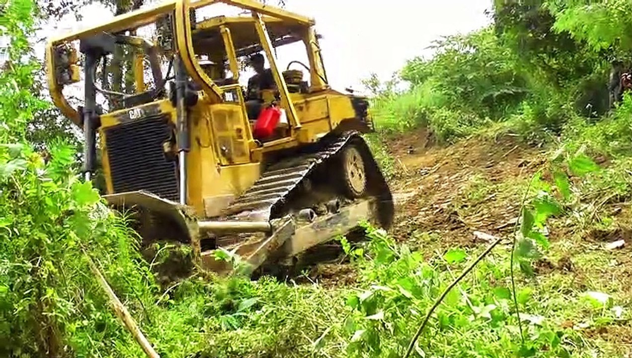 Bulldozer Challenges the Mountains: Make Your Way to The Top of The ...