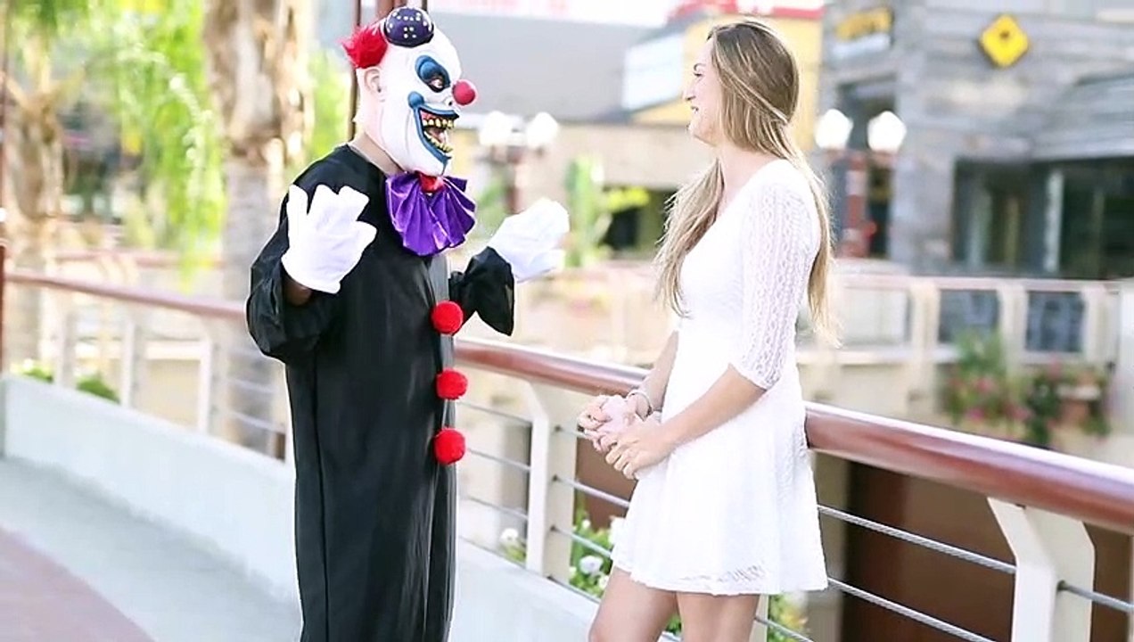 KILLER CLOWN KISSES GIRLS PRANK! - Vidéo Dailymotion