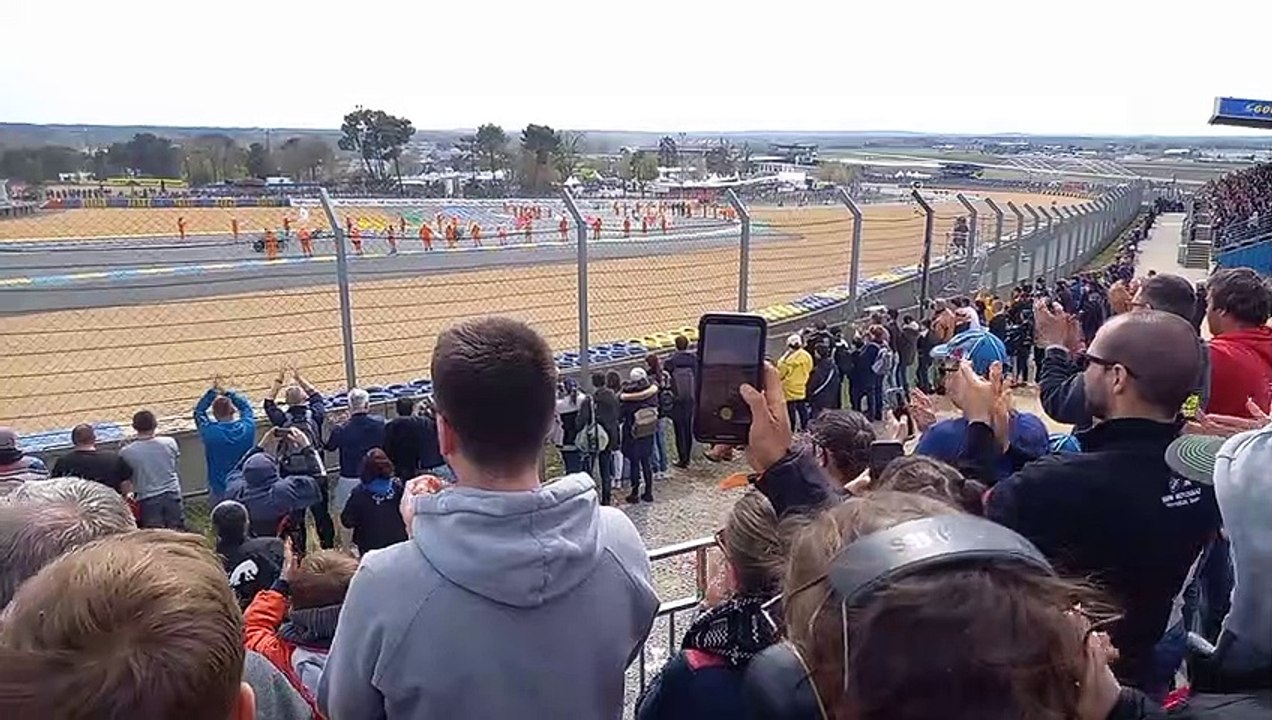 Arrivée des 24 heures moto, courbe Dunlop, Dimanche 16/04/2023 15:02 ...