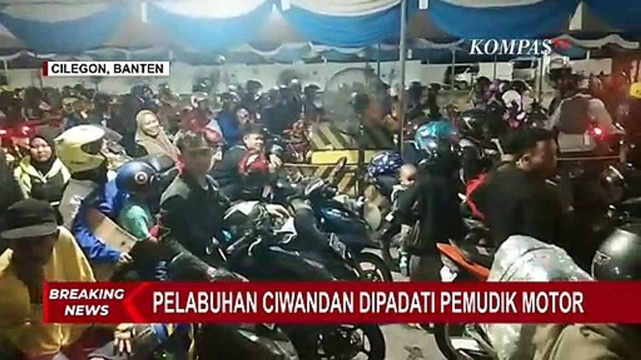 Padat! Pemudik Motor Rela Antre Masuk Kapal Roro di Pelabuhan Ciwandan ...