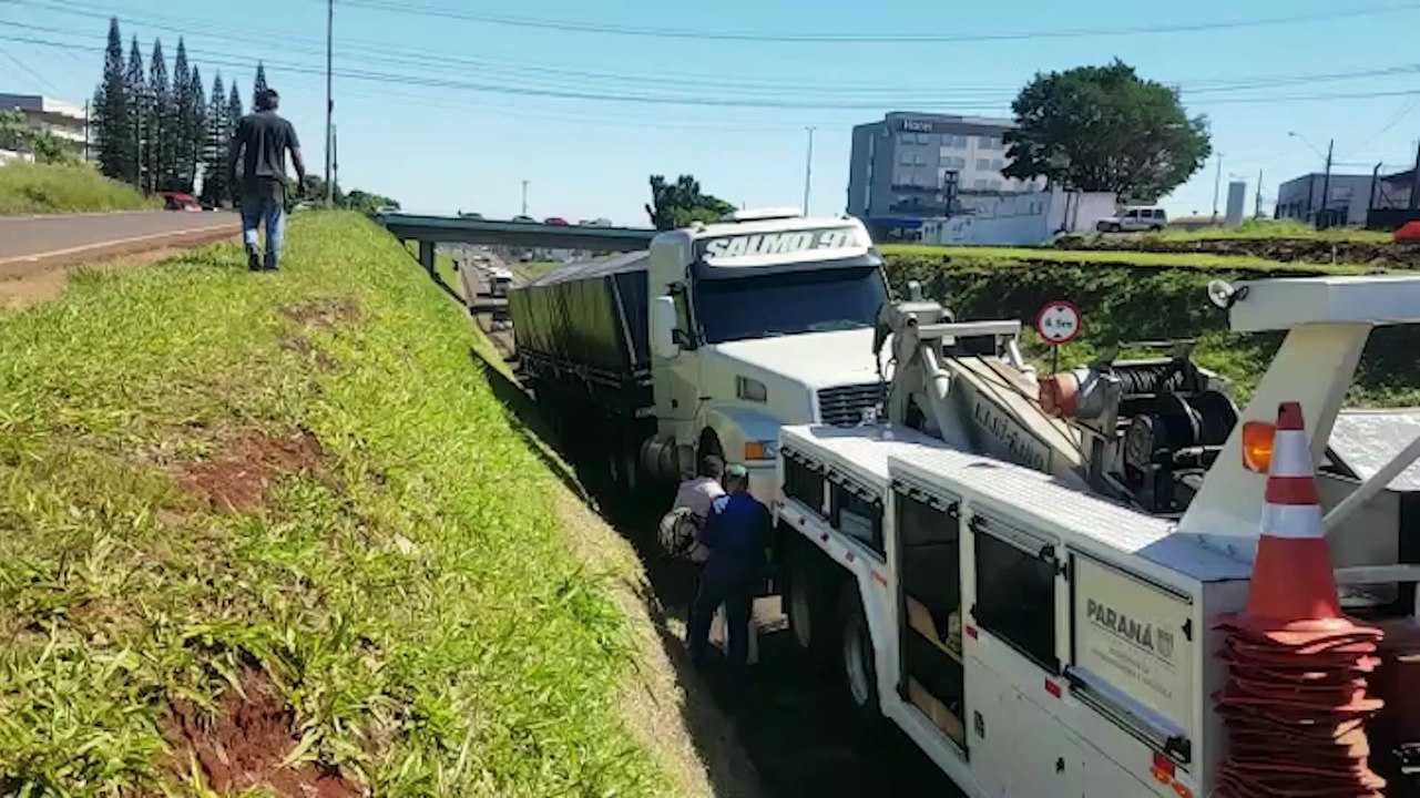 Caminhão cai na valeta após sofrer pane mecânica - Vídeo Dailymotion