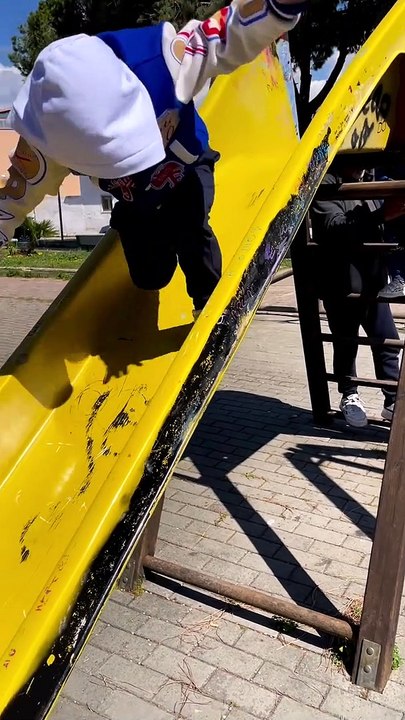 Boy Falls Off Of Slide Face First - video Dailymotion