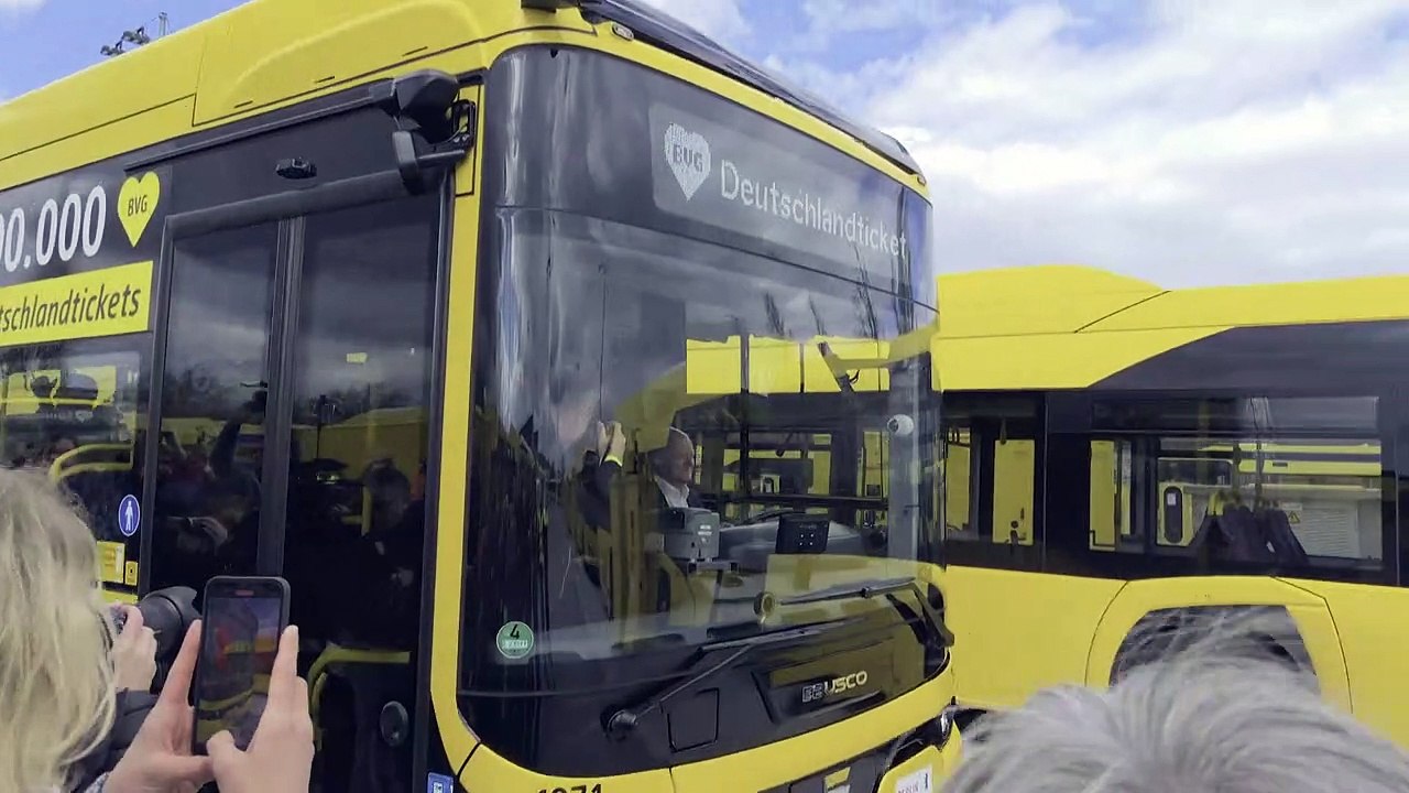 Scholz als Busfahrer bei der BVG - video Dailymotion