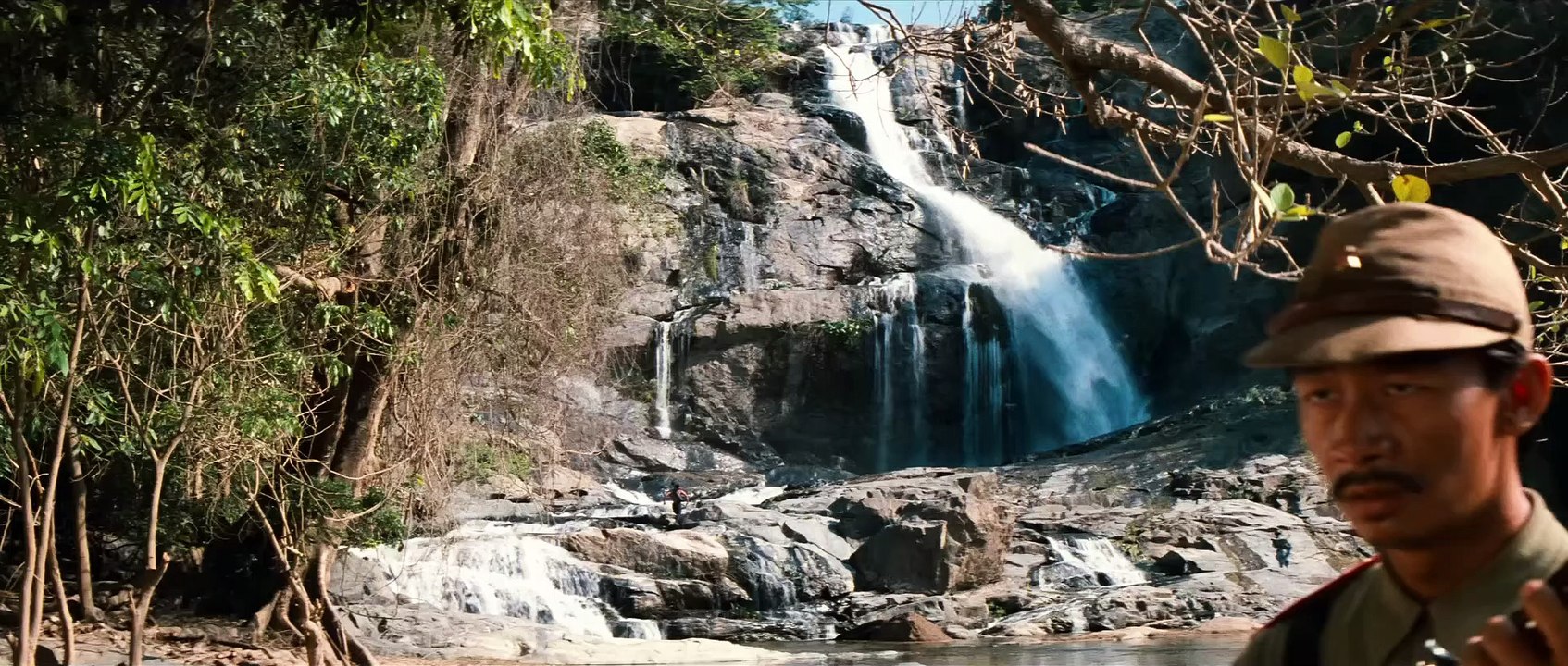 RAMBO 2 Film Extrait - Rambo résiste à l'attaque surprise de Murdock ...