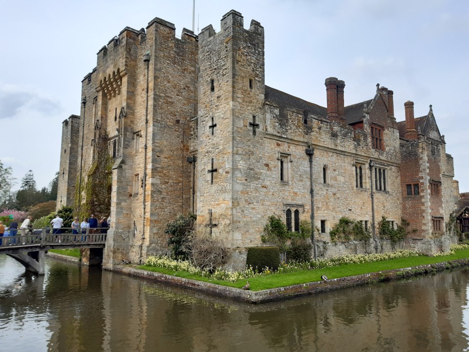 Take a walk around Hever Castle with us - video Dailymotion