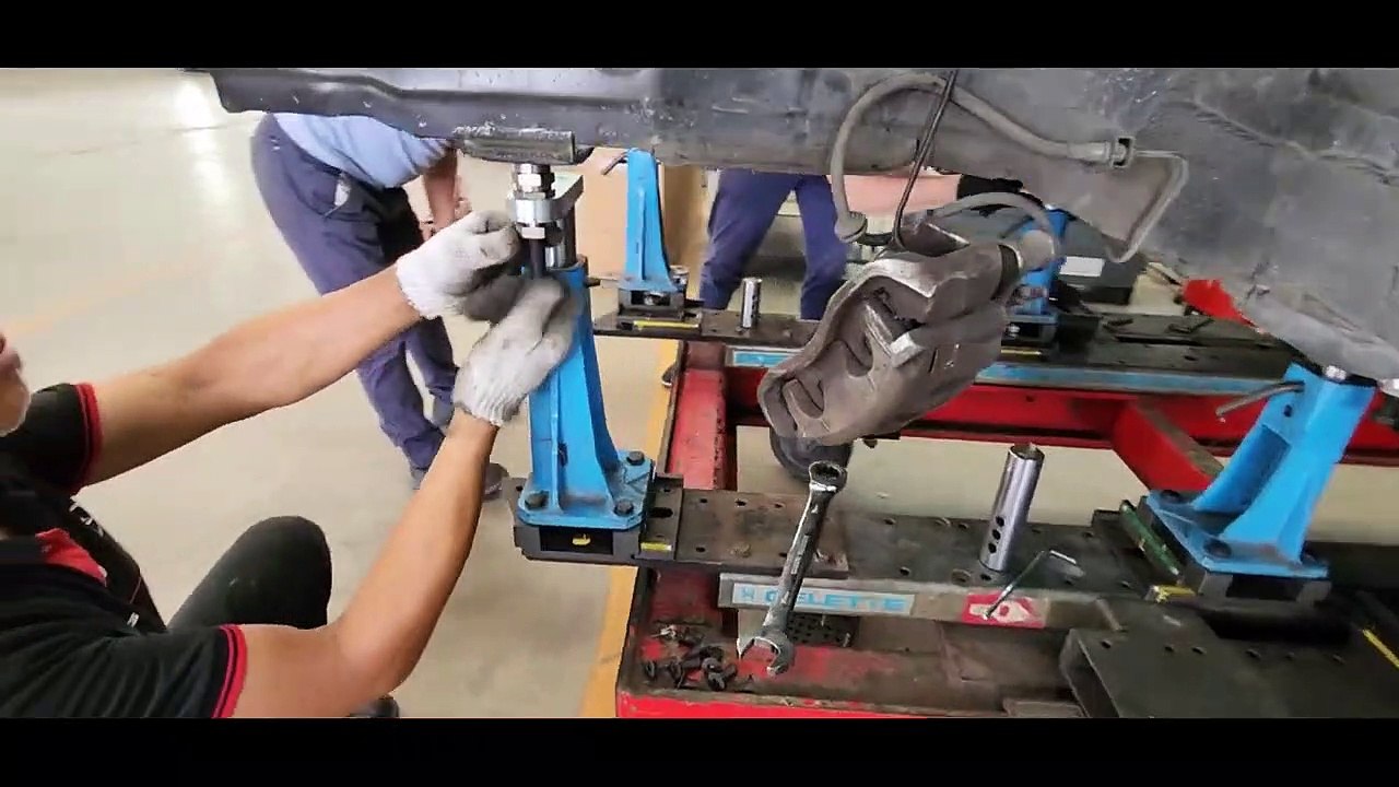 Repair of Mercedes V Class on Celette bench with Universal Jig system ...