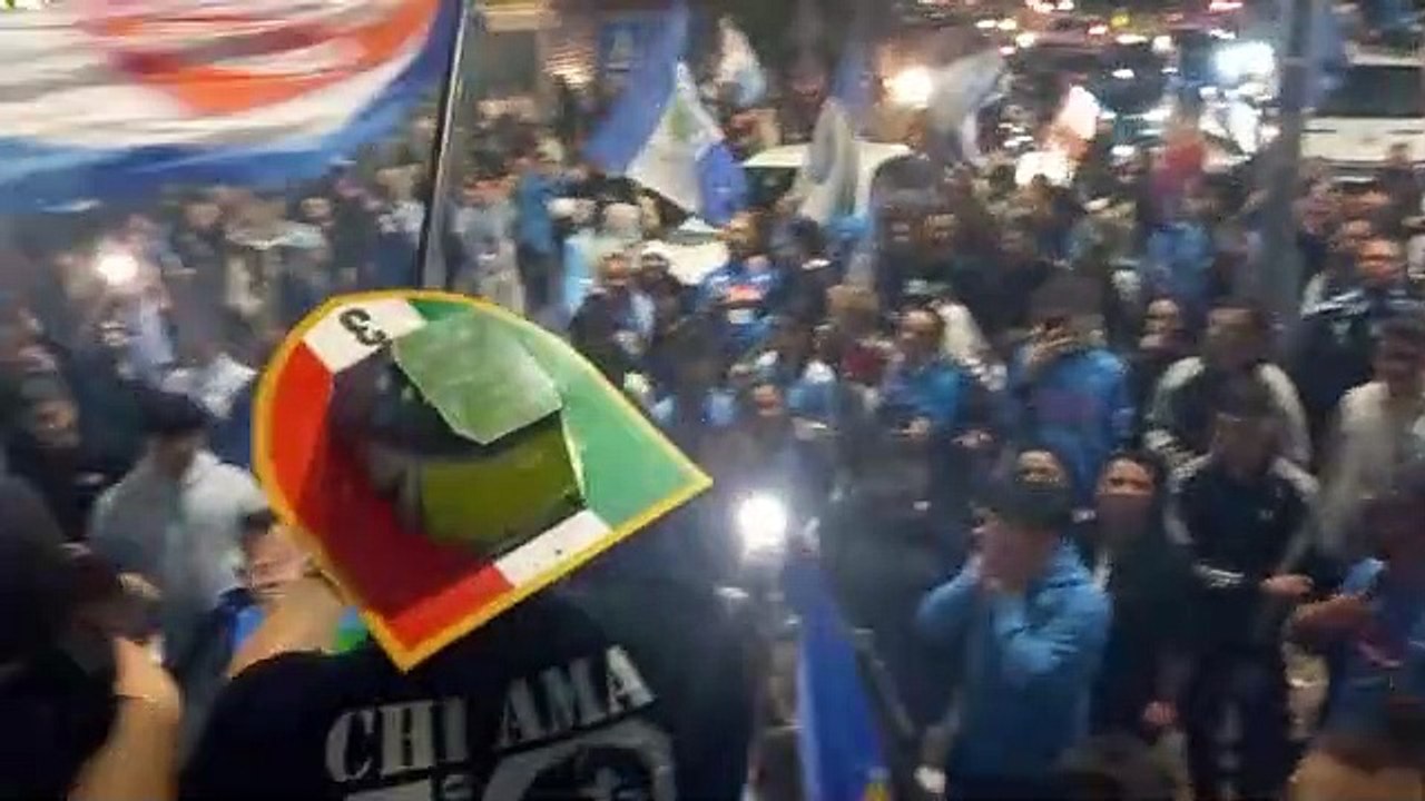 Rozzano esplode coi festeggiamenti dei tifosi del Napoli - Video ...