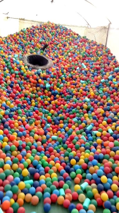 Entering Another Dimension Via Ball Pit - video Dailymotion