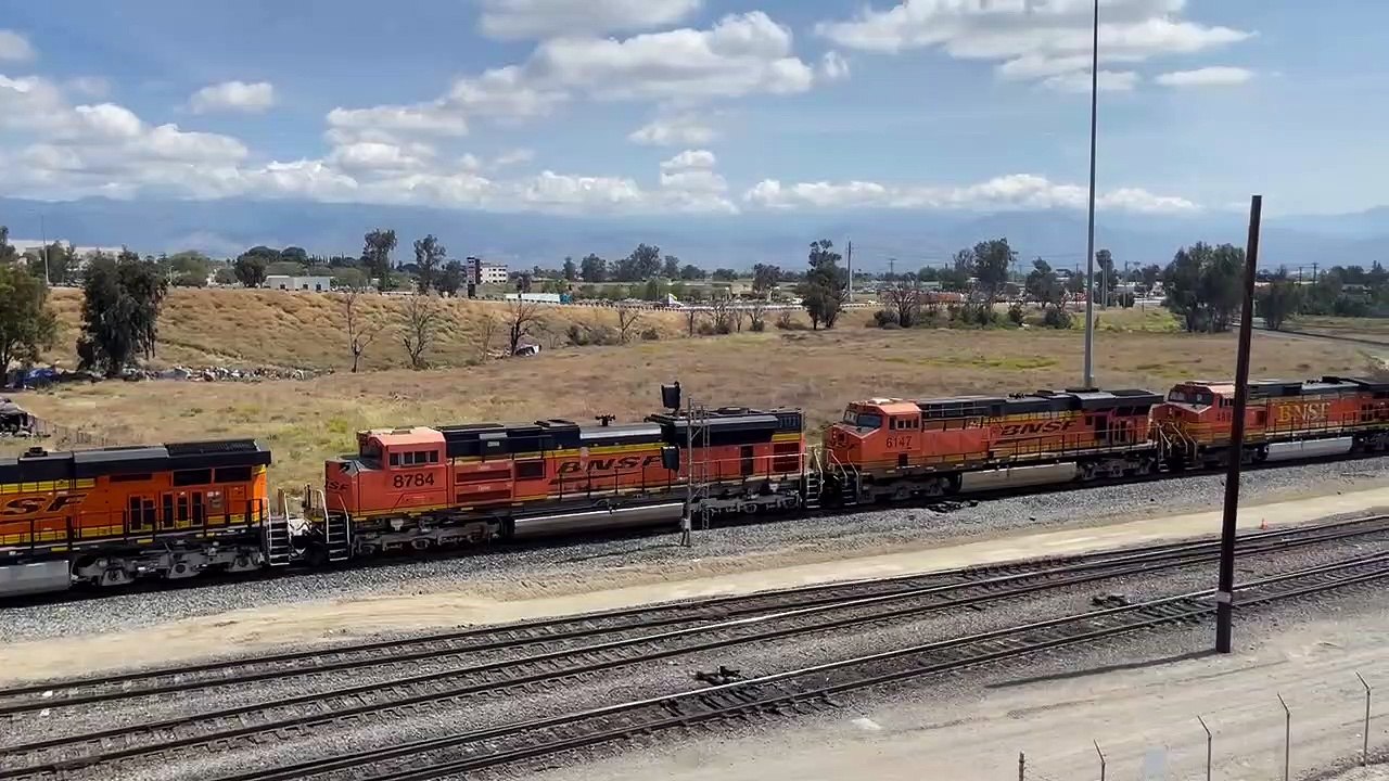 BNSF 7152 Leads Wetbound Manifest Train passes through West Colton Yard. - video Dailymotion