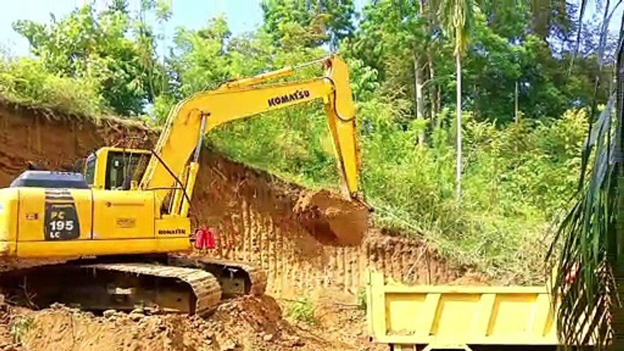 Powerful Komatsu PC 195 LC Excavator for Efficient Truck Loading - video Dailymotion