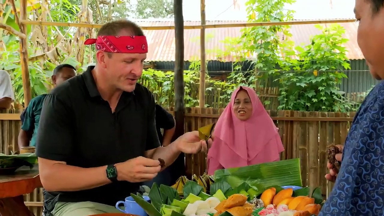 Giant Slimy Eel!! Insane Indonesian Food of the Bugis Tribe!! - video ...