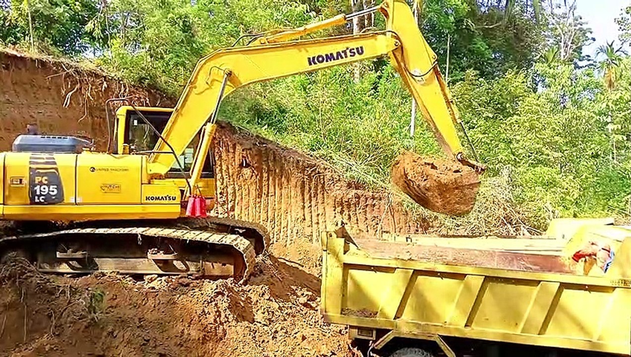 From Earth to Truck Loading Expertise of Komatsu PC 195 LC Excavators - video Dailymotion