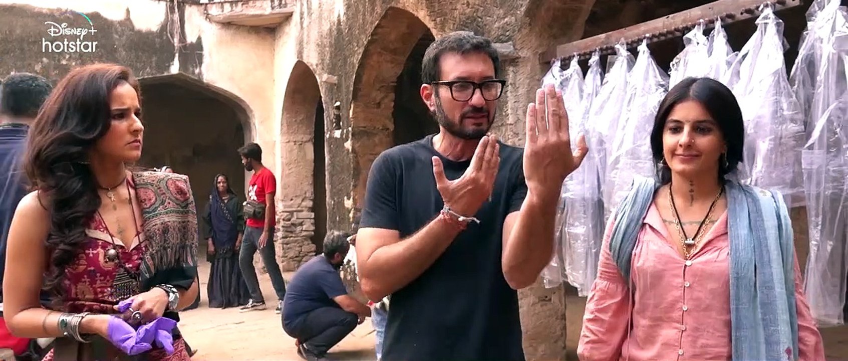 Meet Badi Bahu Hotstar Specials Saas Bahu Aur Flamingo Now Streaming ...