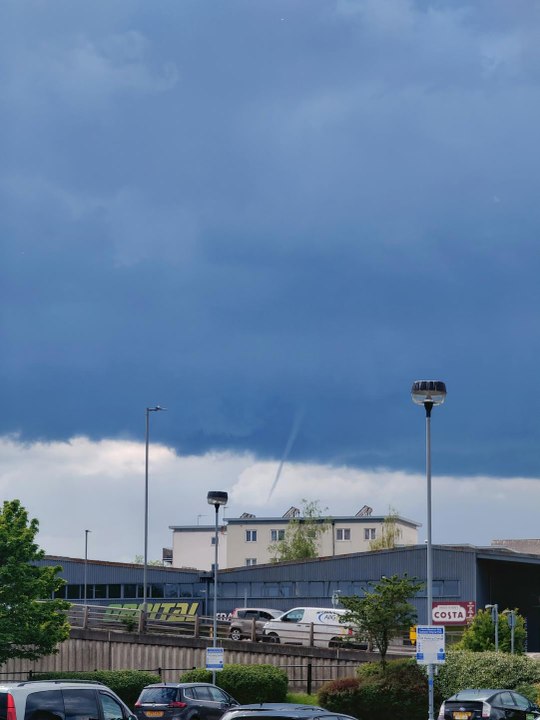 Tornado-like cloud seen over Luton - video Dailymotion