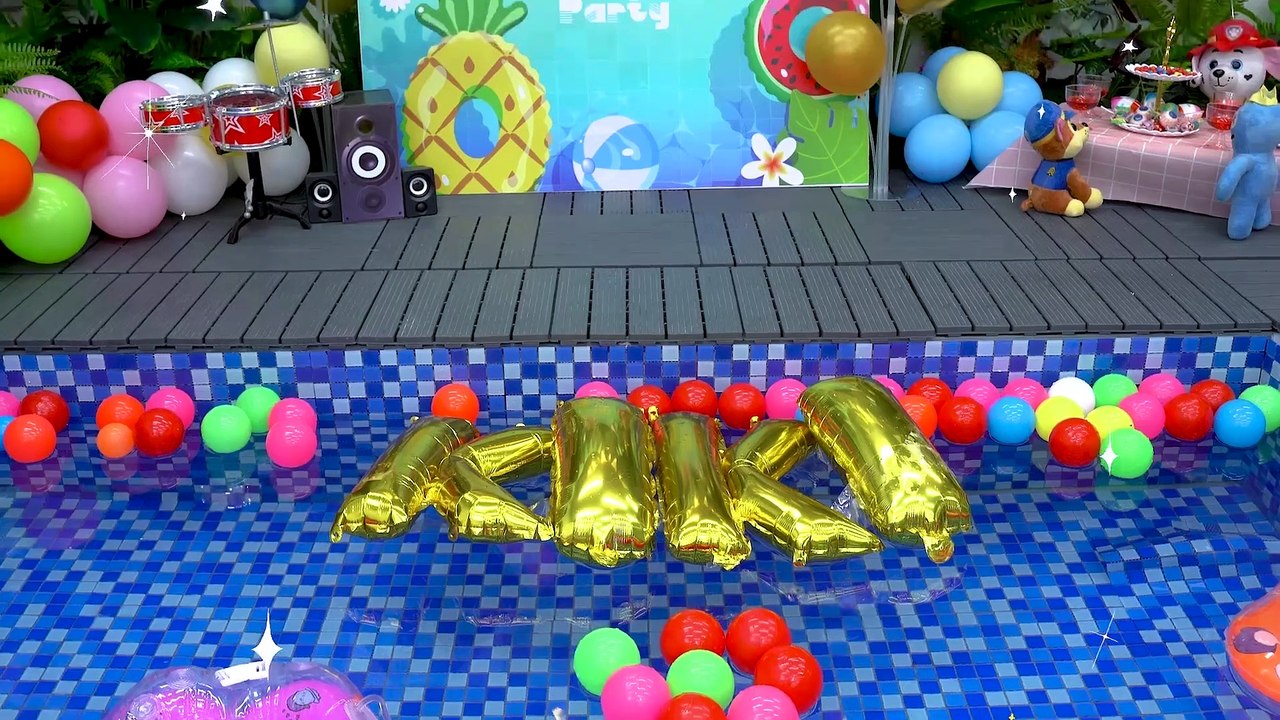 KiKi Monkey celebrates Pool Party and swims with ducklings at the ...