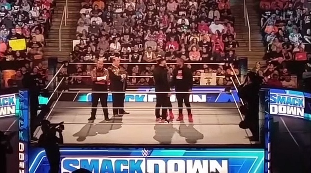 Roman Reigns shoves Jimmy Uso during WWE Smackdown 5/12/23 - video ...